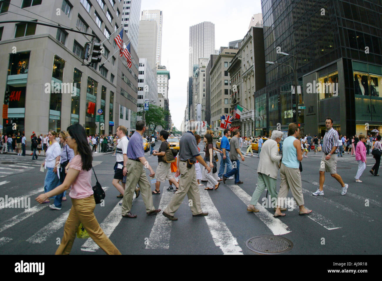 Crossing the road in New York City Stock Photo - Alamy