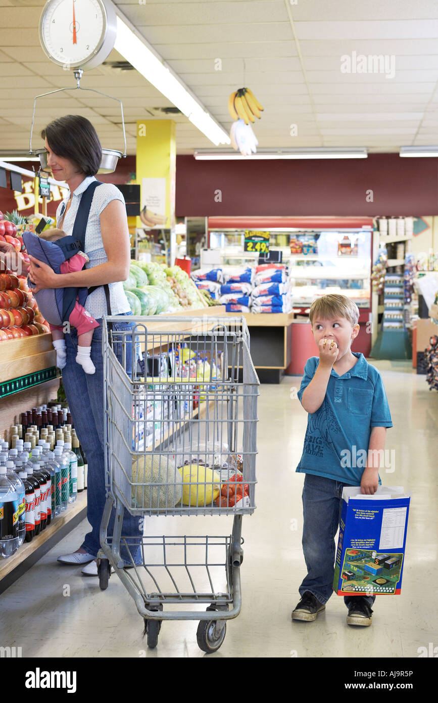 Child cereal box aisle hi-res stock photography and images - Alamy