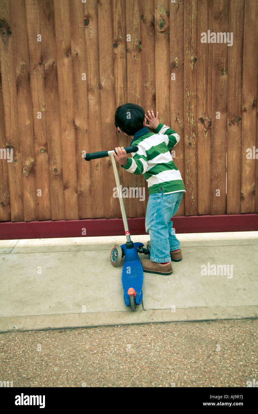 Children peeking through fence hi-res stock photography and images - Alamy