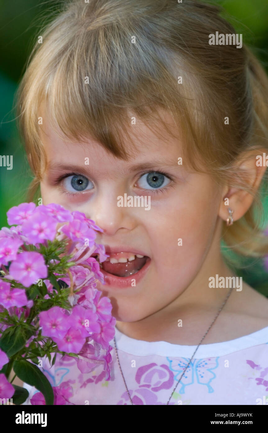 Portrait of cute 4 year old girl outdoor Stock Photo - Alamy