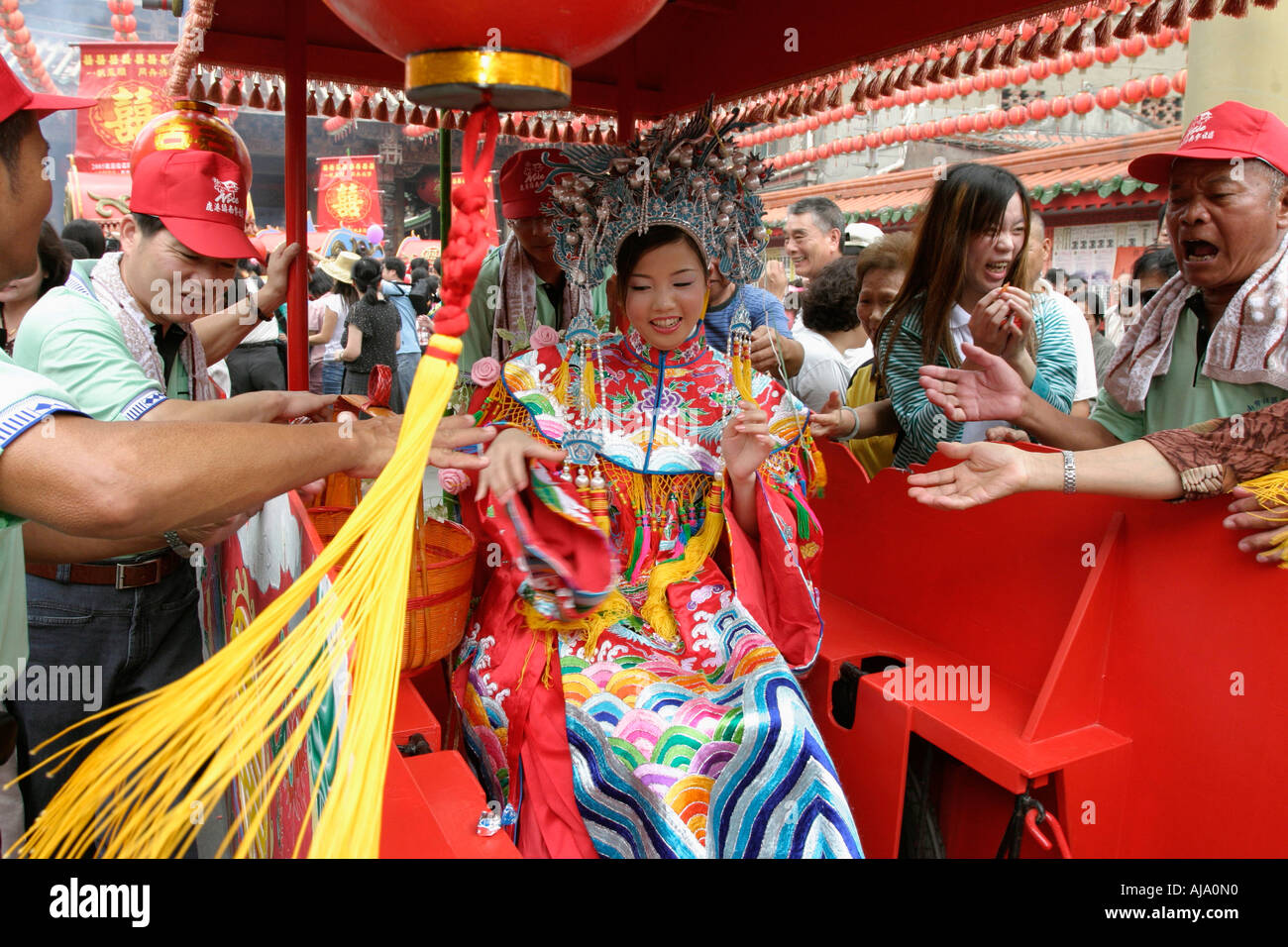 Traditional sedan chair bride chinese hi-res stock photography and ...