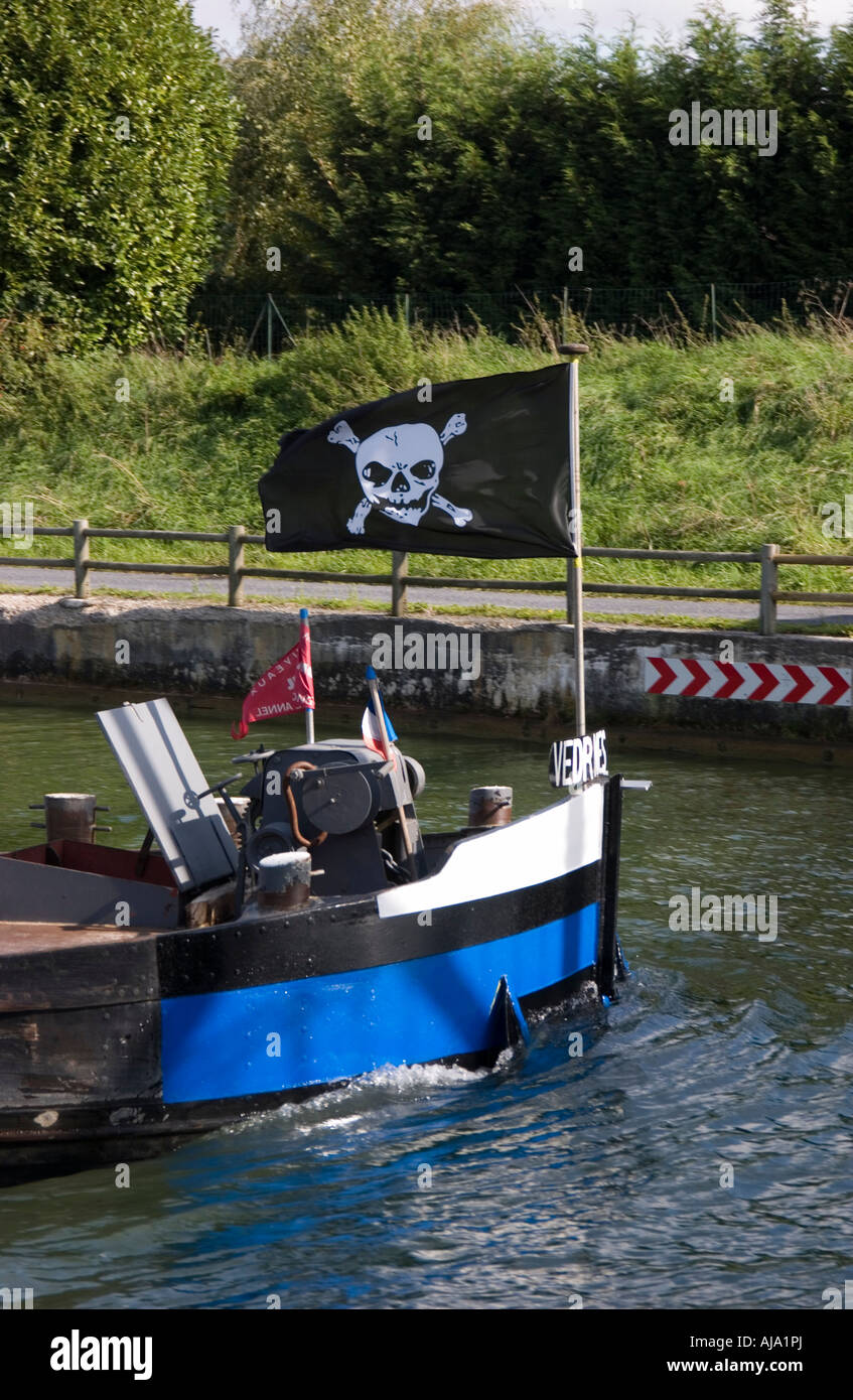 Skull and cross bow hi-res stock photography and images - Alamy