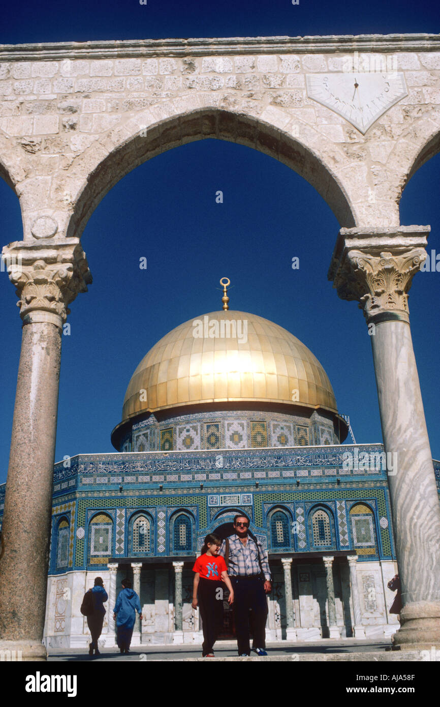 Temple and mosque together hi-res stock photography and images - Alamy