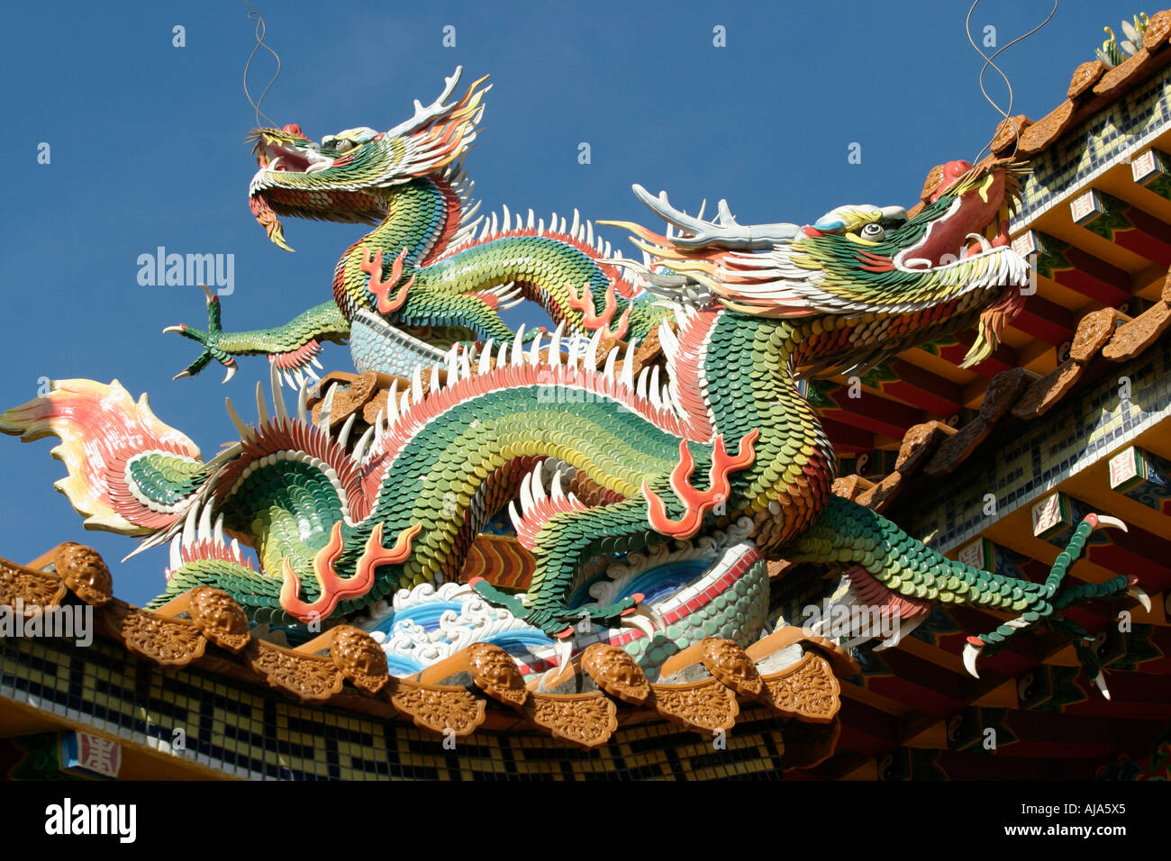 Dragon on the roof of Chinese temple Stock Photo - Alamy