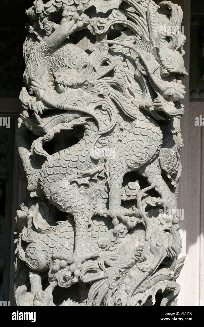 The dragon column of Chinese temple Stock Photo - Alamy