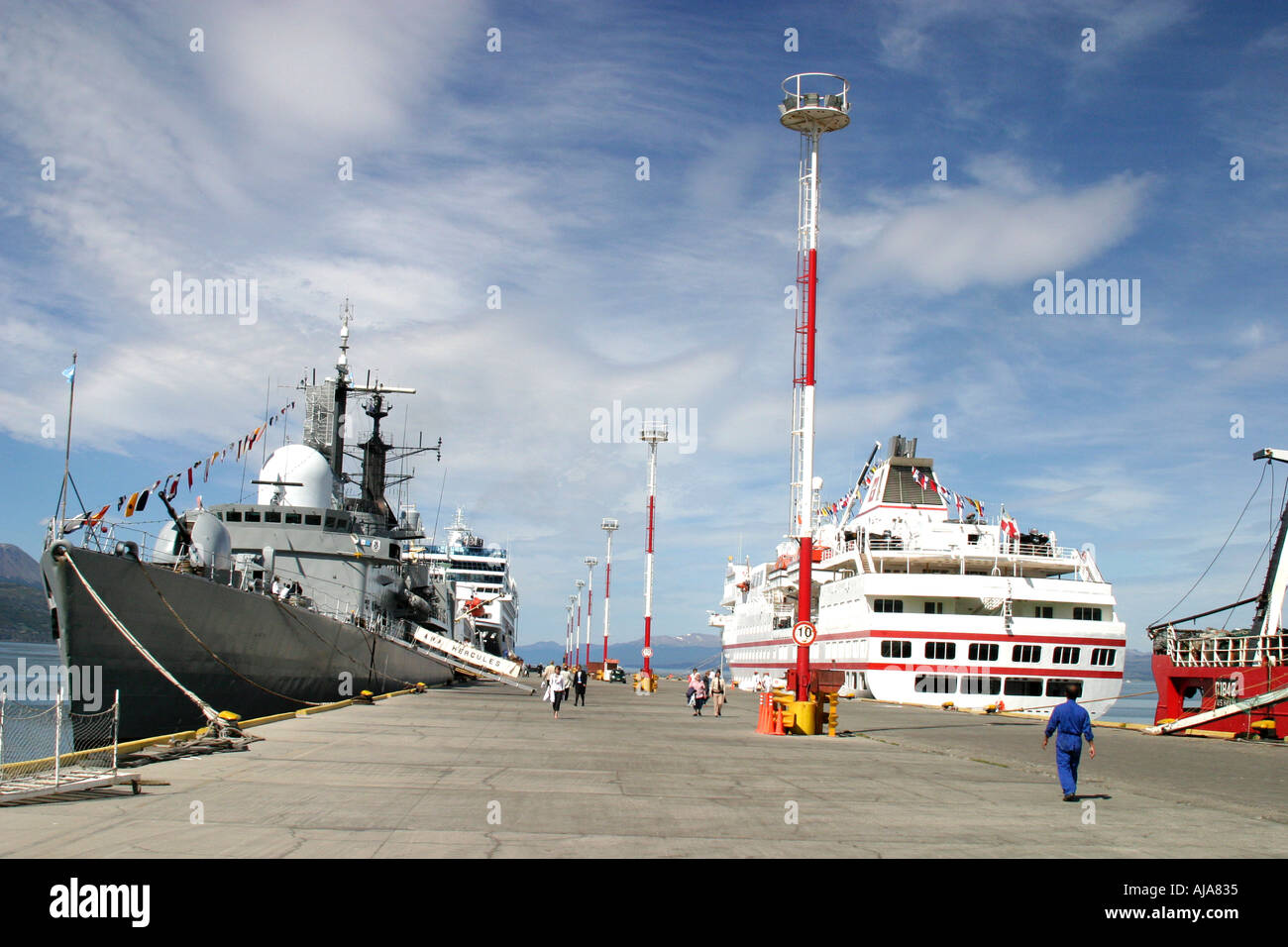 Naval ships alongside hi-res stock photography and images - Alamy
