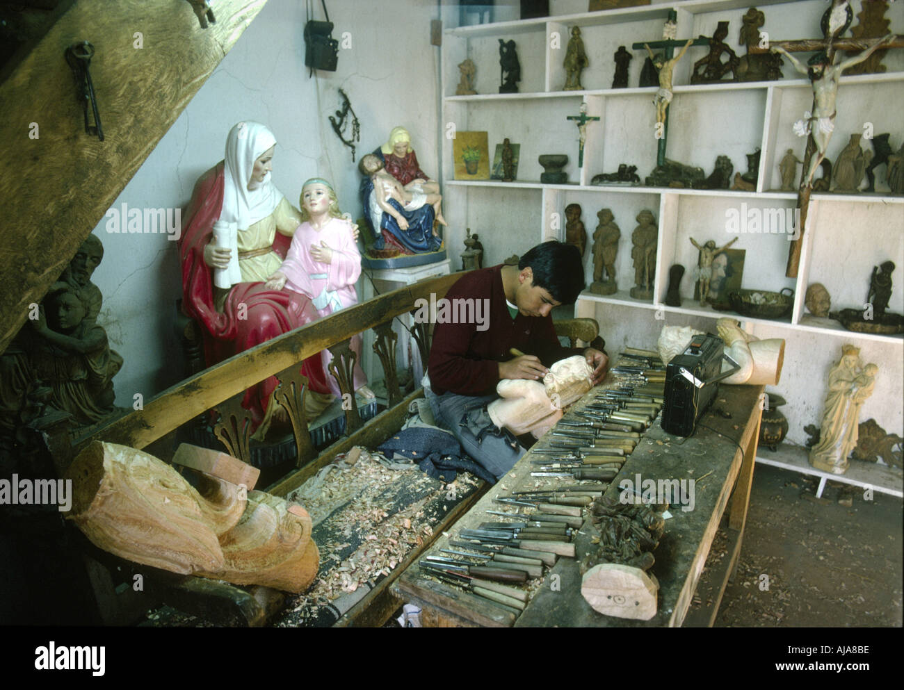 Ecuador San Antonio de Ibarra woodcarver Stock Photo - Alamy