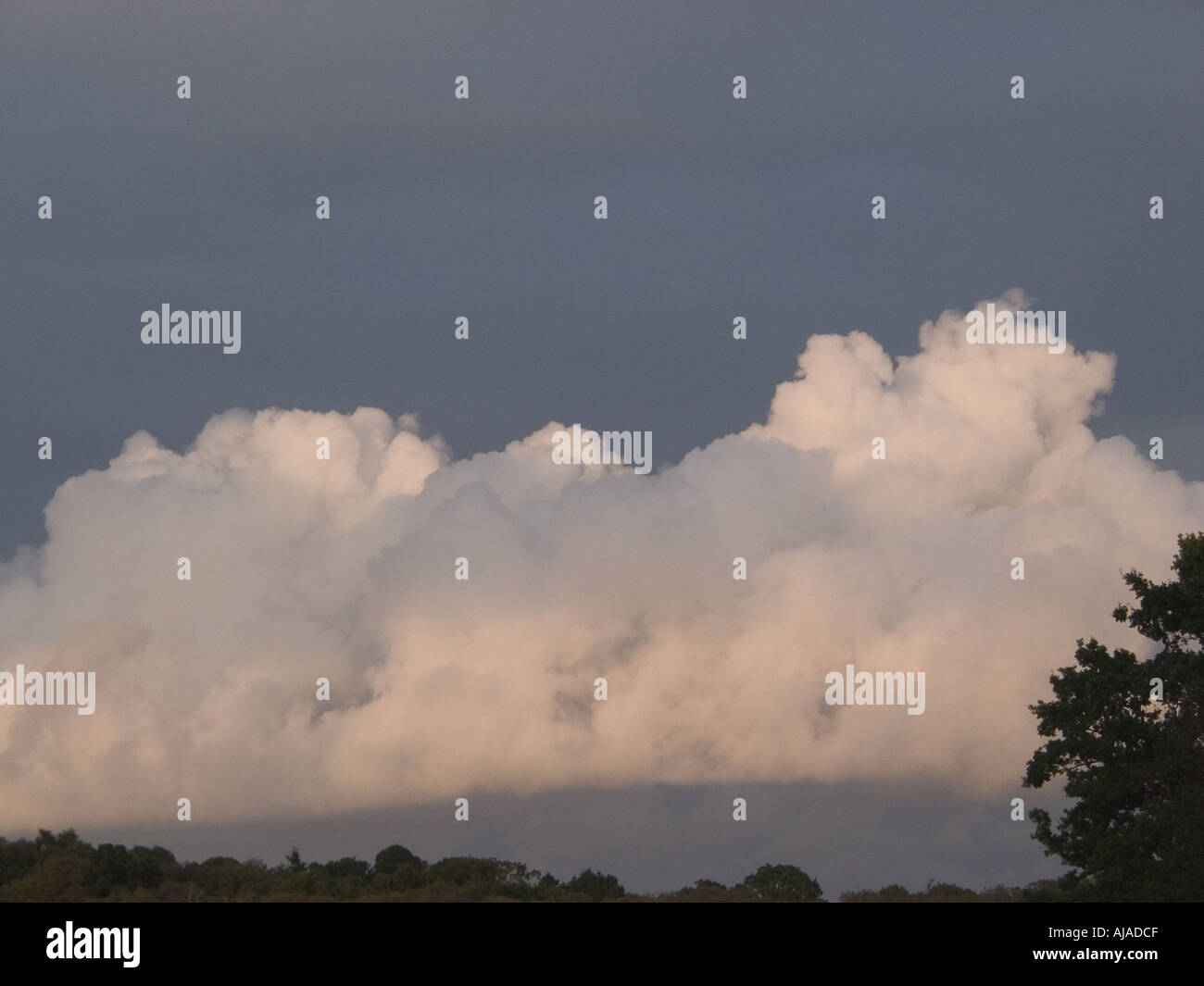 Nimbo cumulus hi-res stock photography and images - Alamy