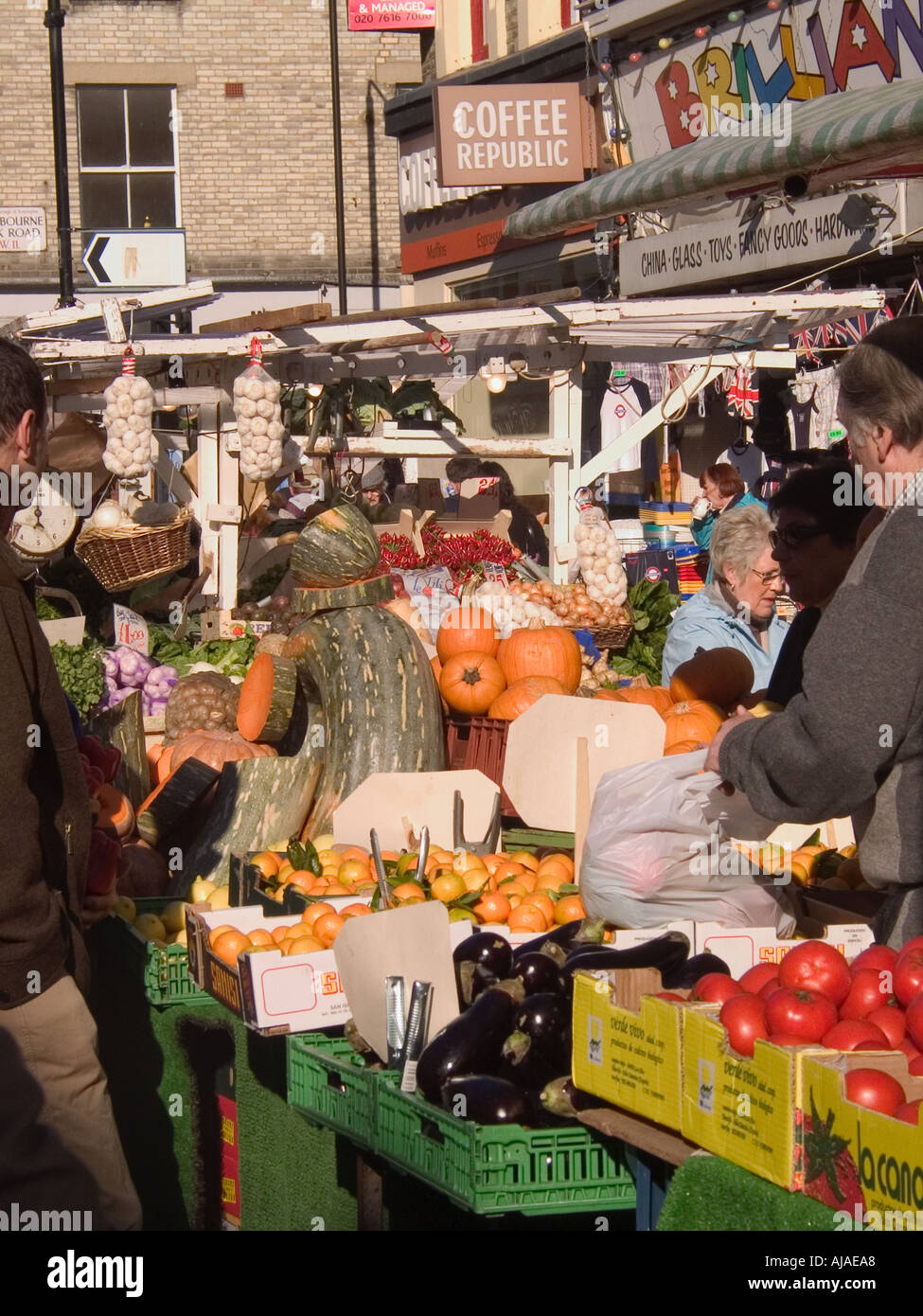 Busy street scene, borough market hi-res stock photography and images ...
