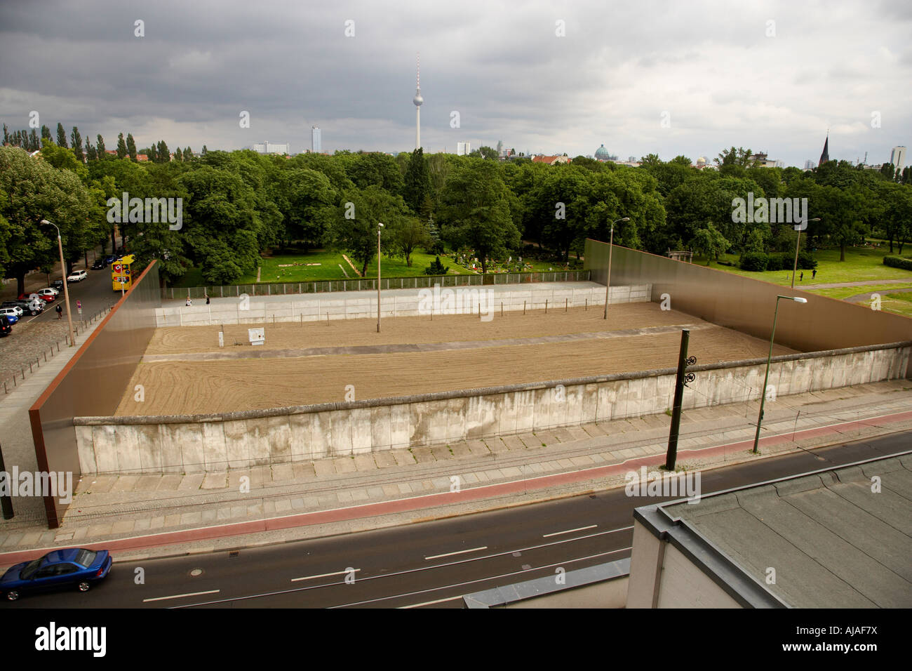 The wall and the no man's land area hi-res stock photography and images ...