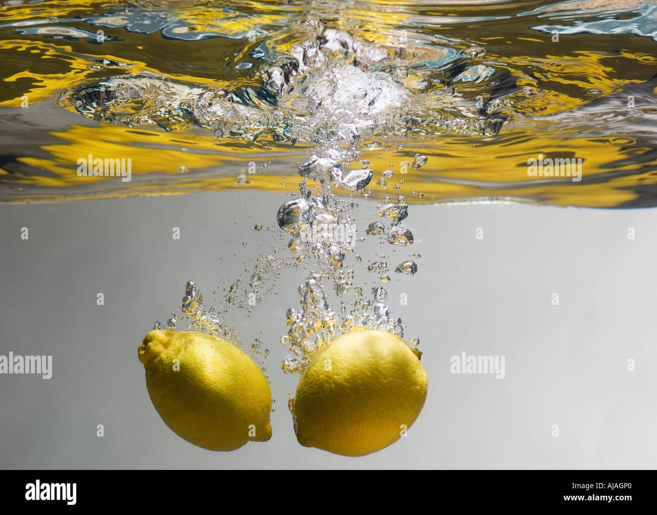 lemon falling into water Stock Photo - Alamy