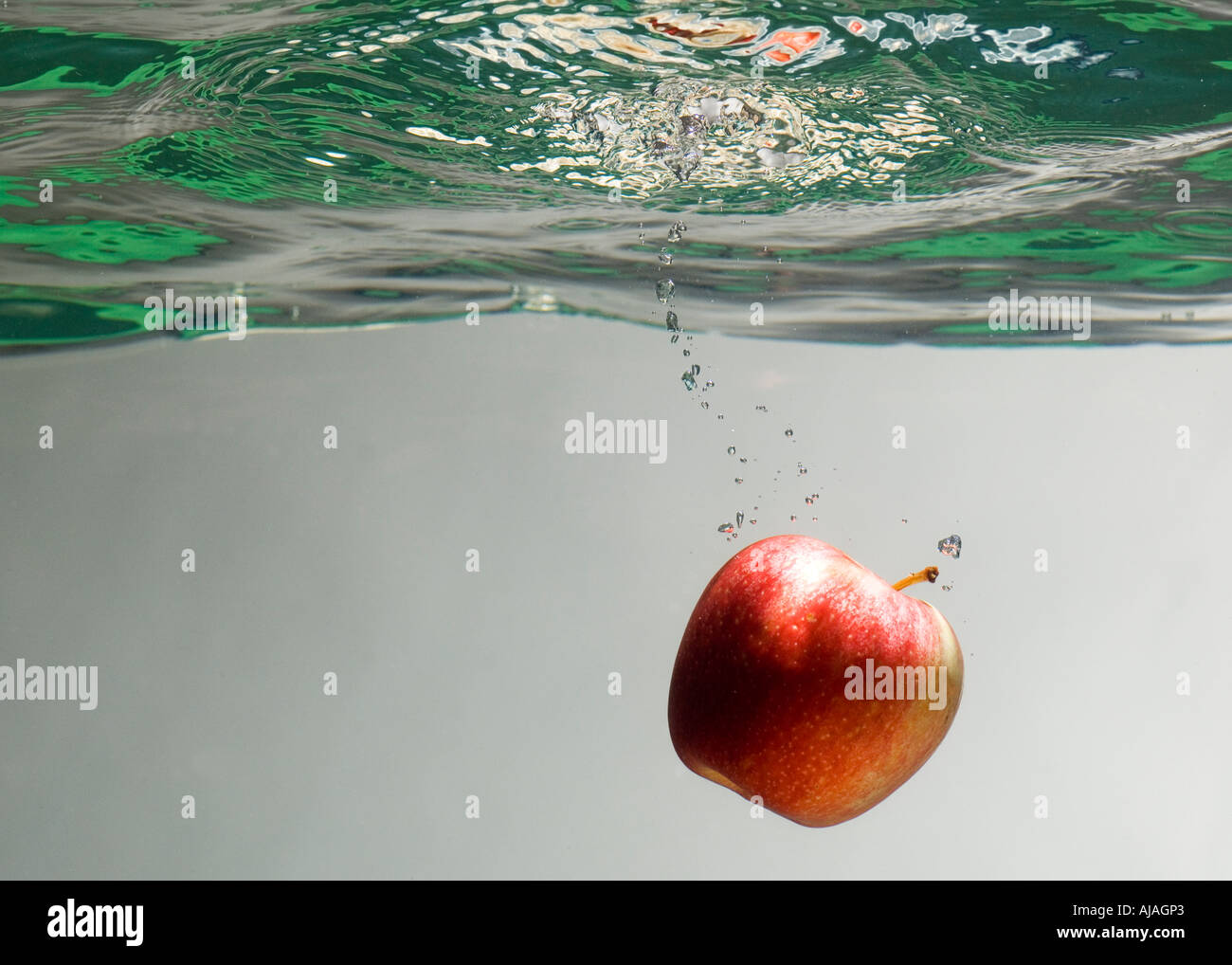 apple falling into water Stock Photo - Alamy