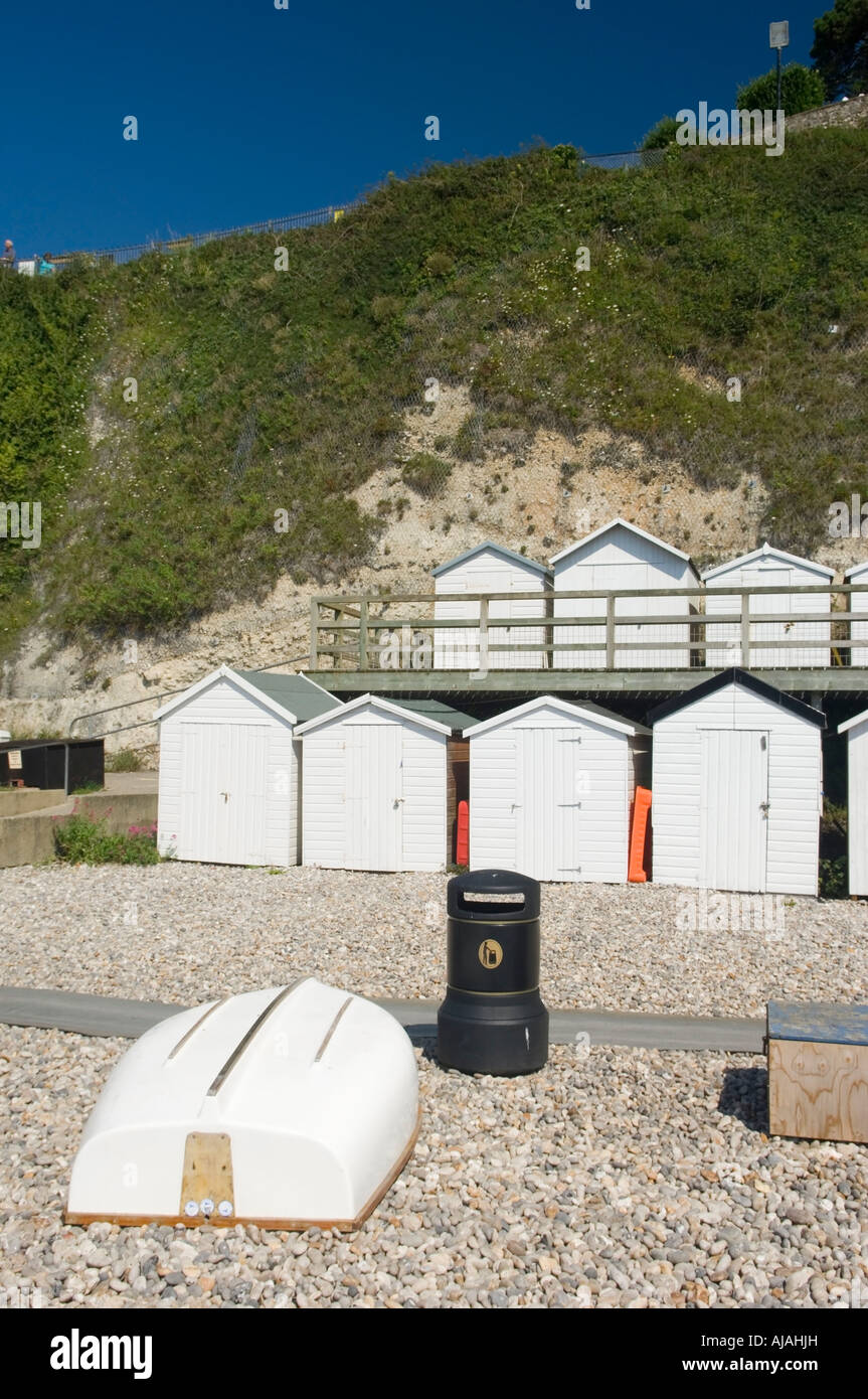 Beach huts on shingle beach hi-res stock photography and images - Alamy