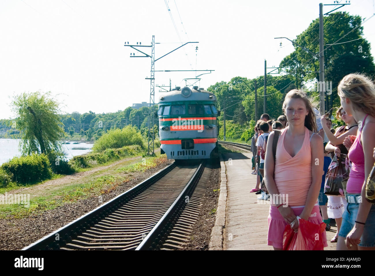 Train arriving arrival platform hi-res stock photography and images - Alamy