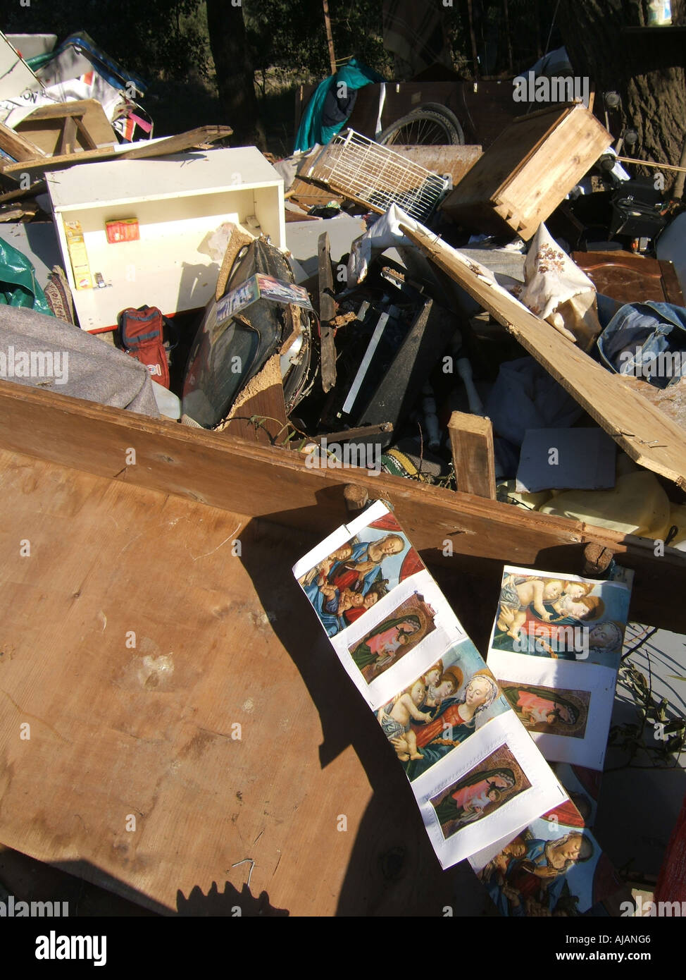 demolished rom gypsy nomad camp in rome Stock Photo - Alamy