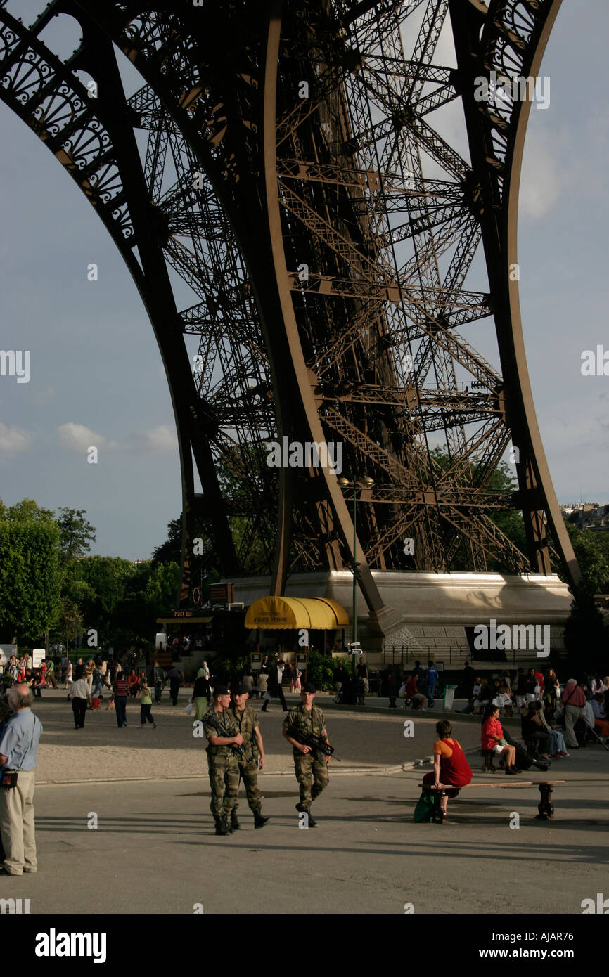 Soldiers at the Eiffel Tower Stock Photo - Alamy