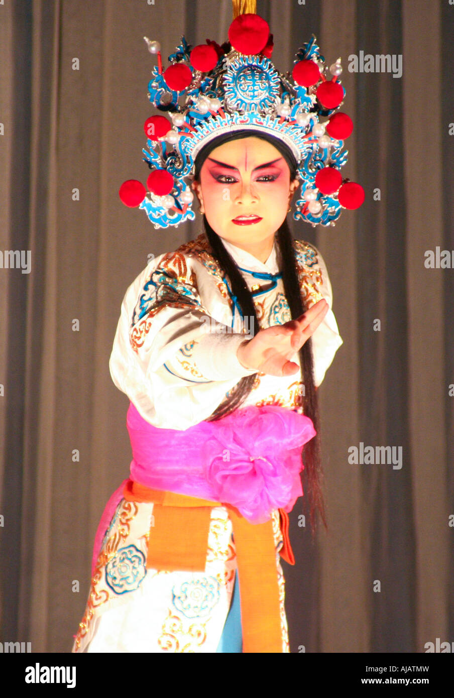 Talented and beautiful actress of the Chengdu Opera dressed in ...