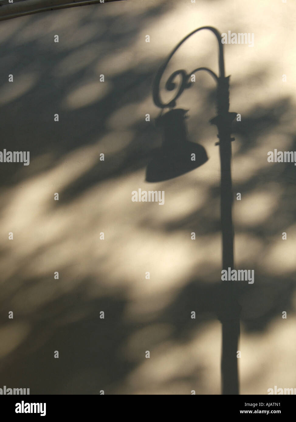 street lamp post shadow on wall Stock Photo - Alamy