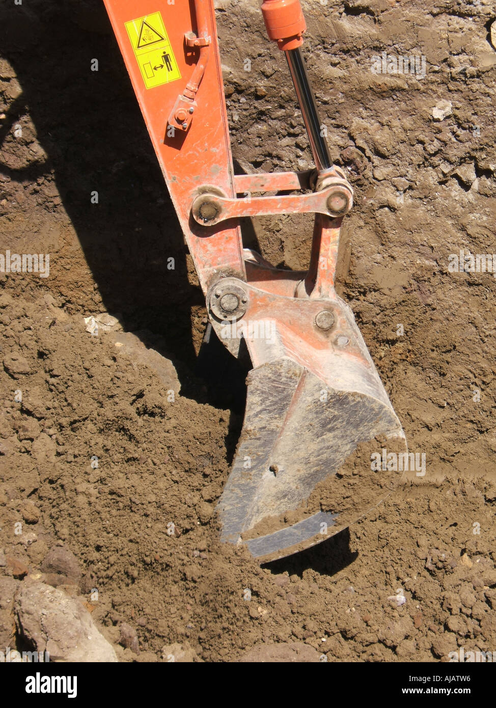 mechanical digger digging hole Stock Photo - Alamy