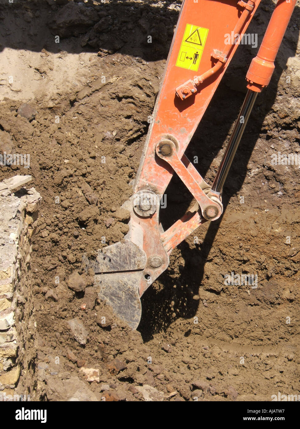 mechanical digger digging hole Stock Photo - Alamy