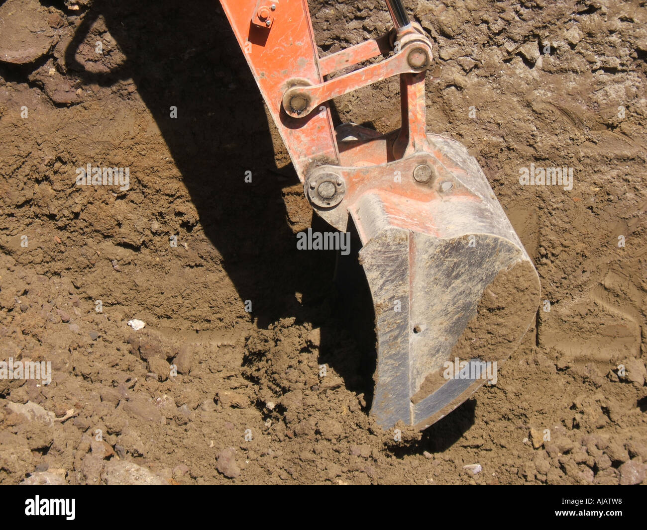 mechanical digger digging hole Stock Photo - Alamy