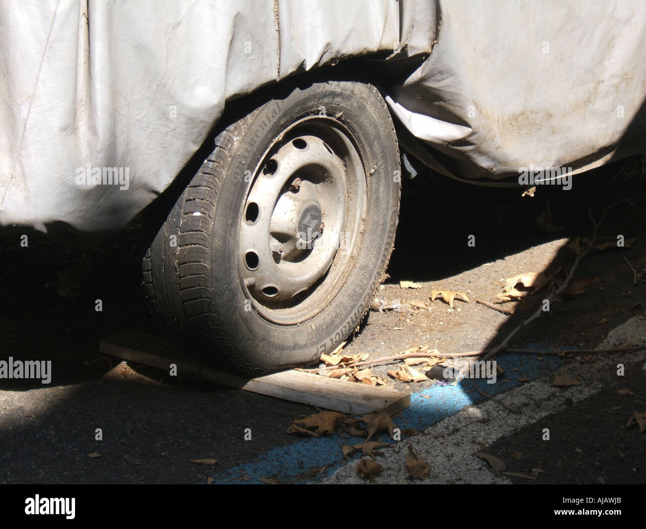 car covered with tarpaulin Stock Photo - Alamy