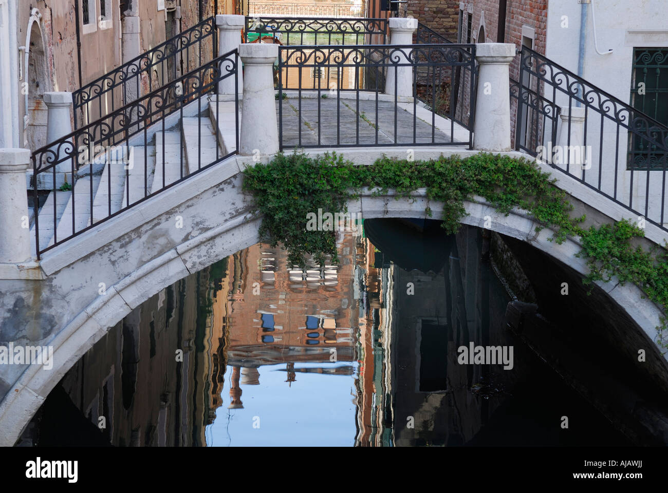 Wrought iron and stone bridge hi-res stock photography and images - Alamy