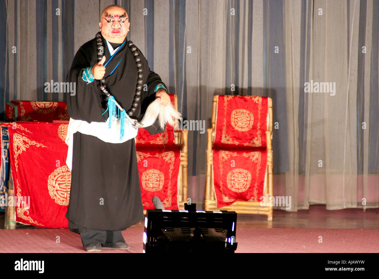 Costumed actor on stage hi-res stock photography and images - Alamy