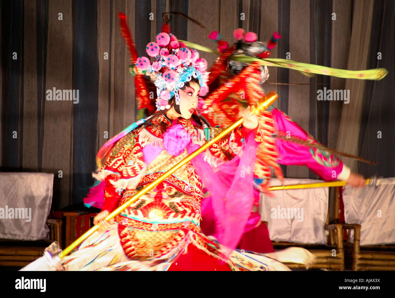 Talented and beautiful actress of the Chengdu Opera dressed in ...