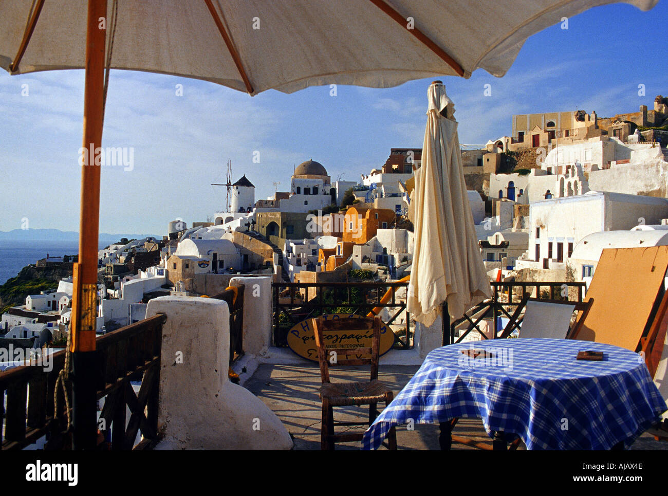 Santorini cliffside restaurant hi-res stock photography and images - Alamy