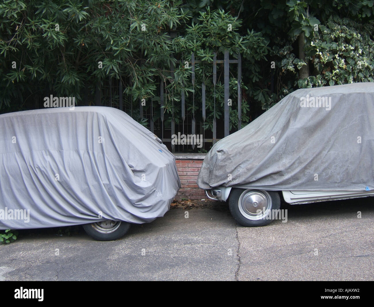 cars covered with tarpaulin Stock Photo - Alamy