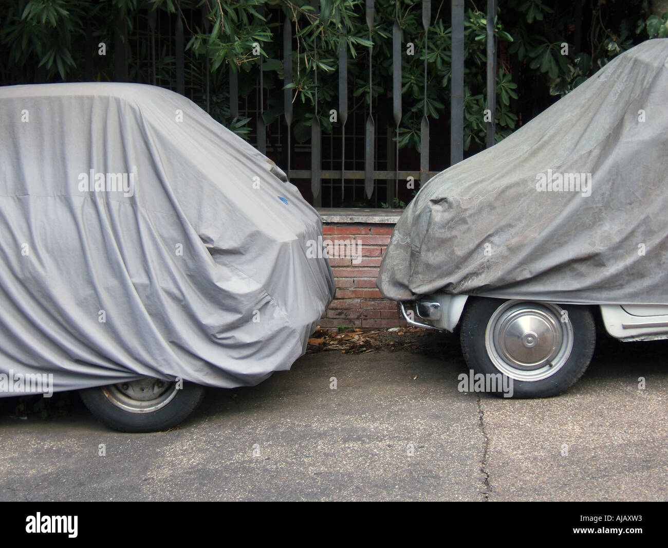 cars covered with tarpaulin Stock Photo - Alamy