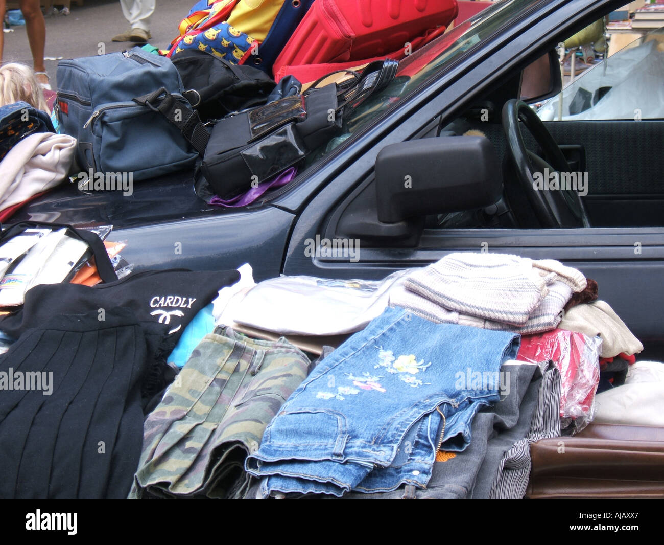 makeshift stall at porta portese market in rome Stock Photo - Alamy