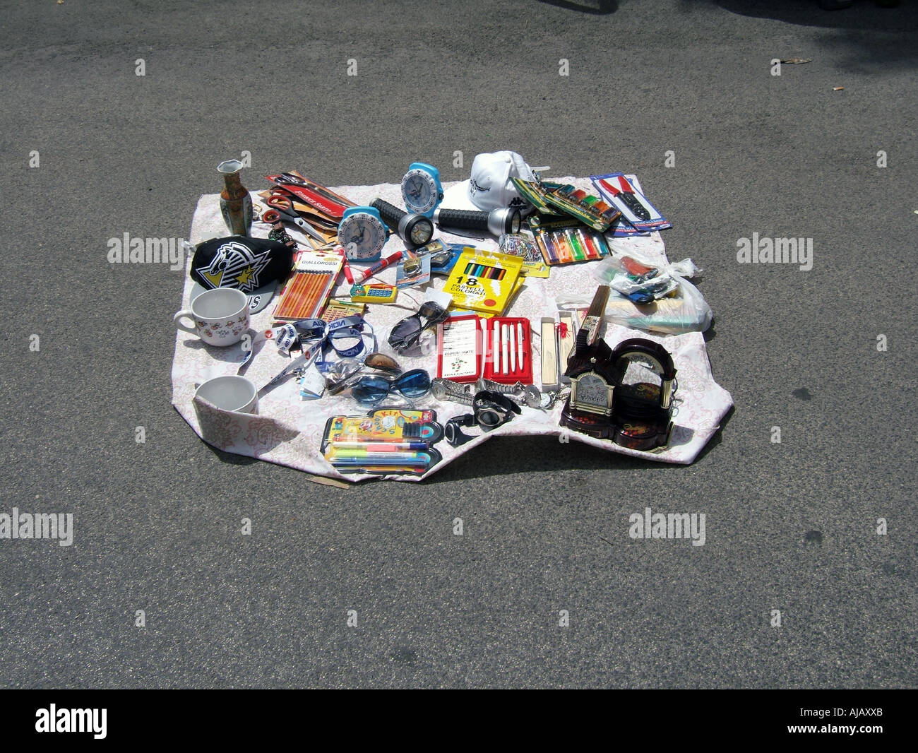 makeshift stall at porta portese market in rome Stock Photo - Alamy