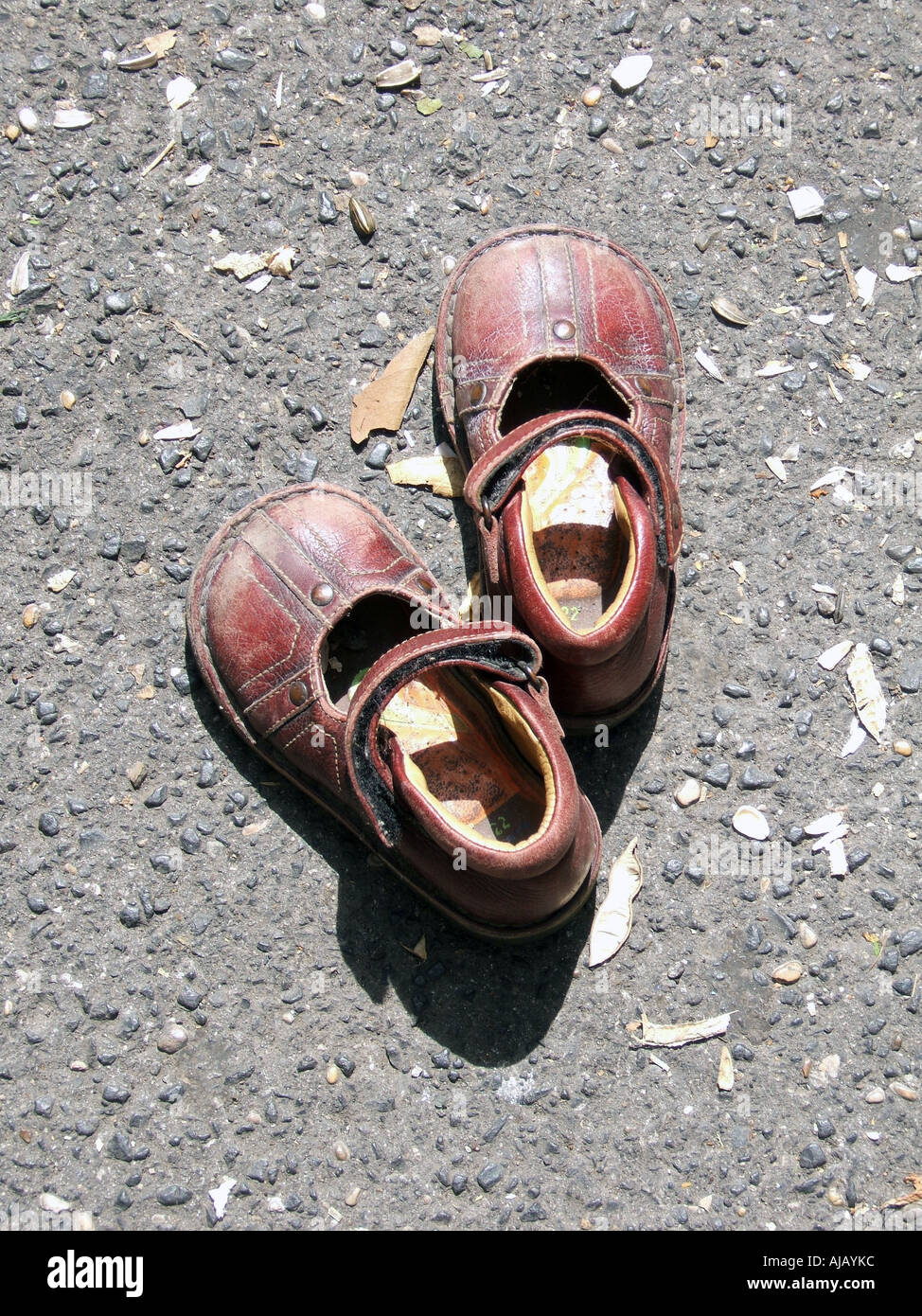 Discarded shoes on street hi-res stock photography and images - Alamy
