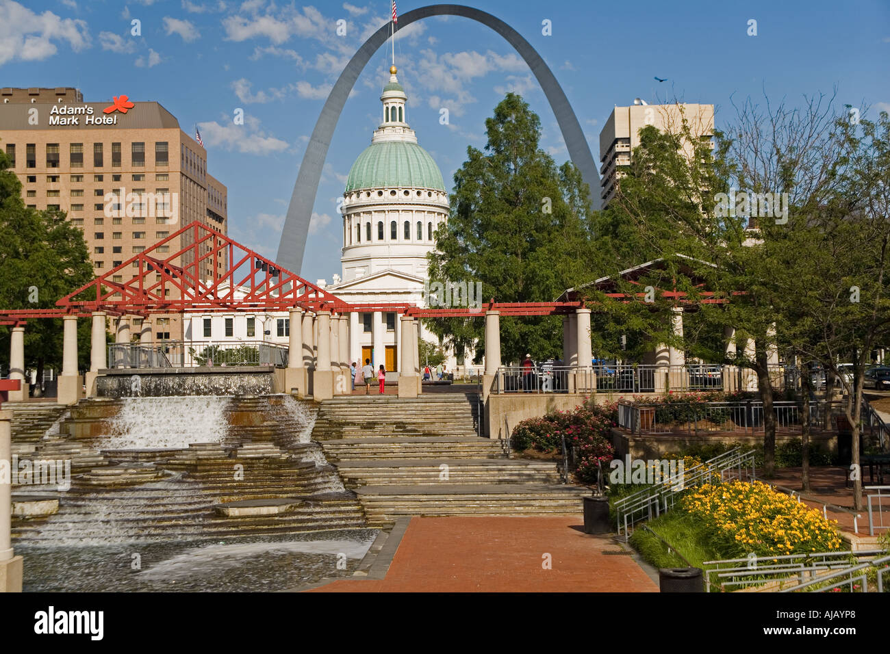 Old Courthouse, Gateway Arch from Kiener Plaza in downtown St Louis, MO ...