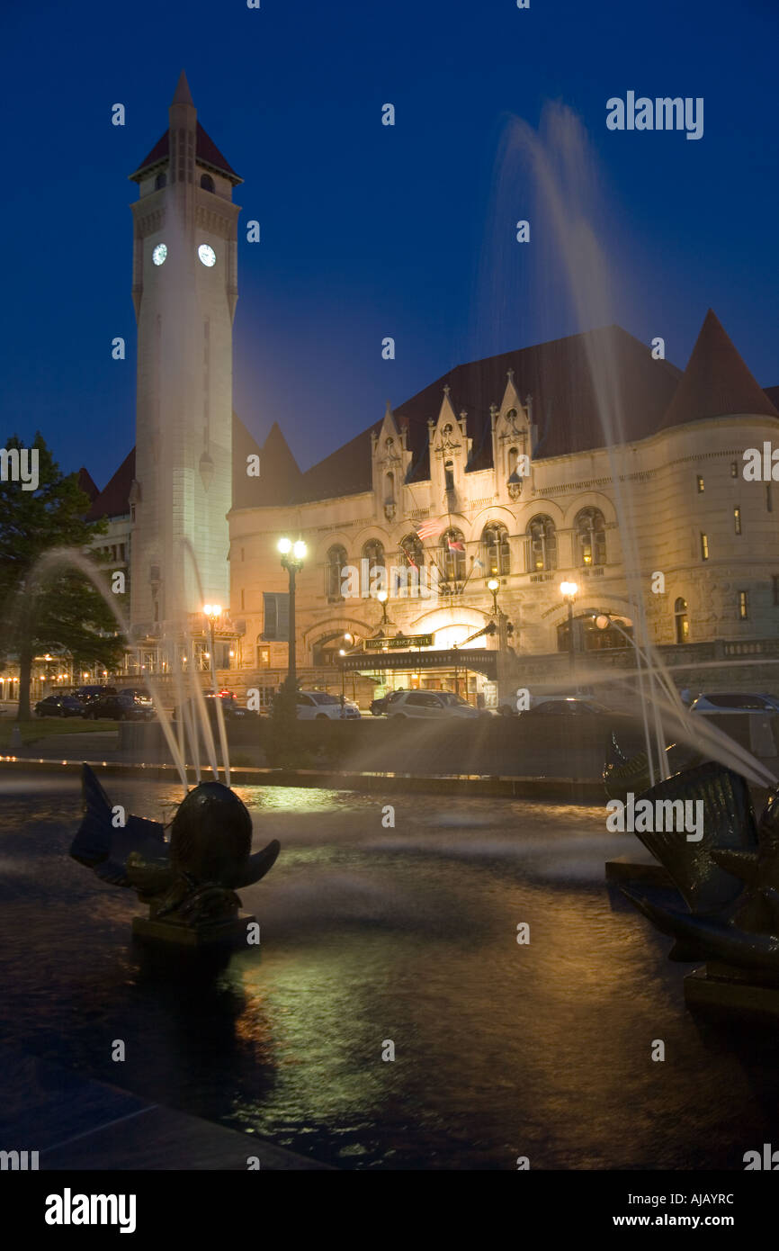 Union Station and Milles Fountain at Aloe Plaza at night in downtown St ...