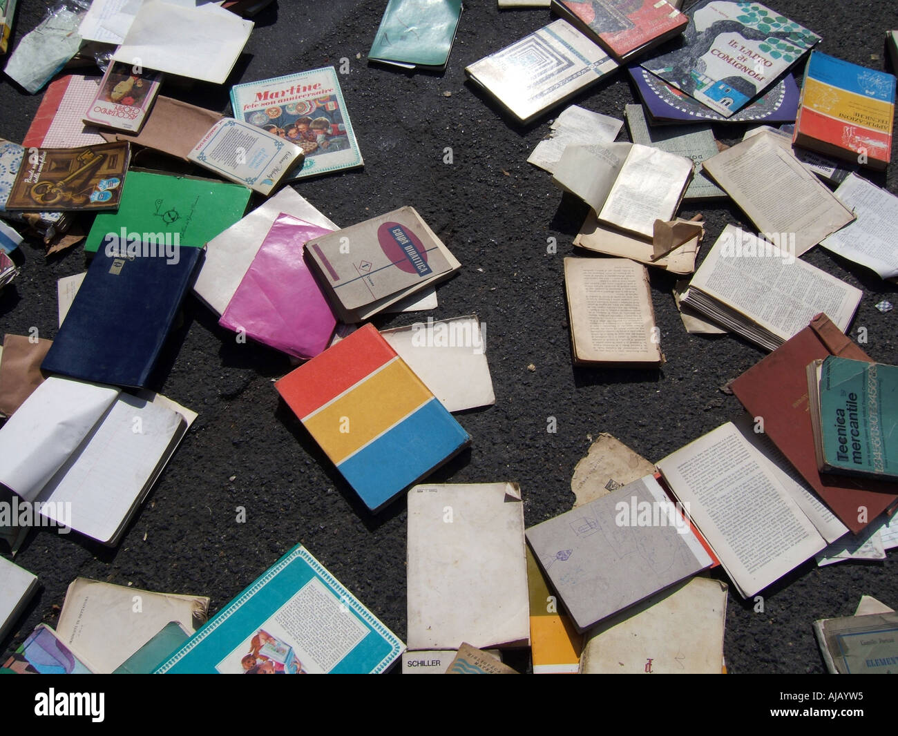 Discarded books hi-res stock photography and images - Alamy