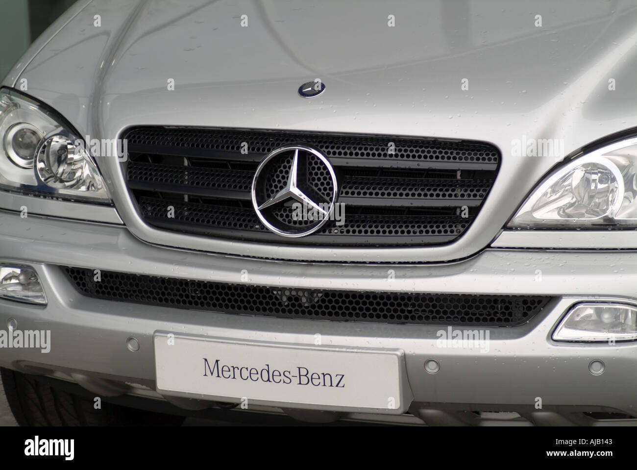 mercedes badge car Stock Photo - Alamy