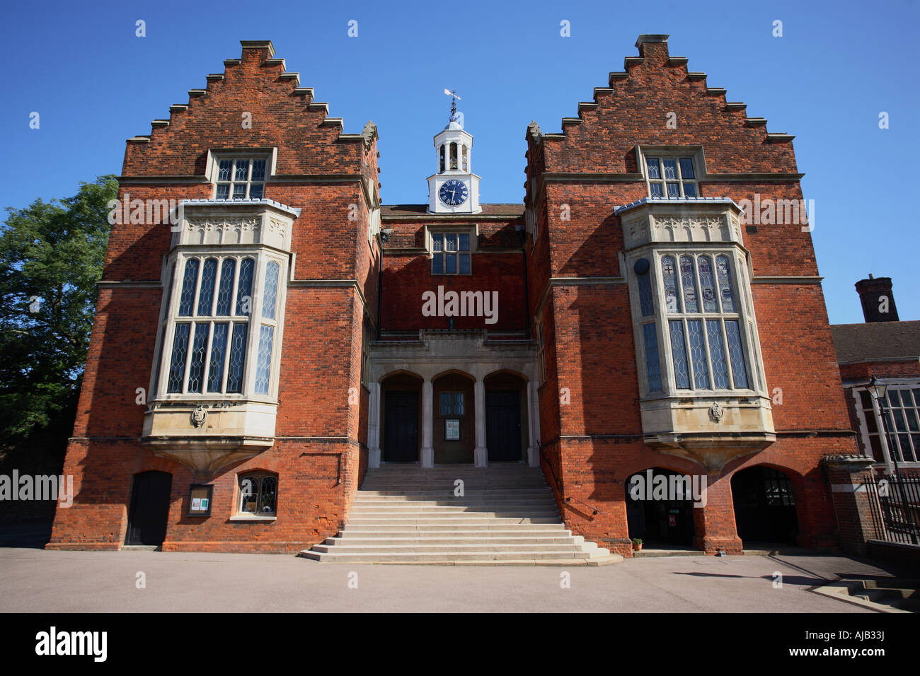 School building exterior hi-res stock photography and images - Alamy