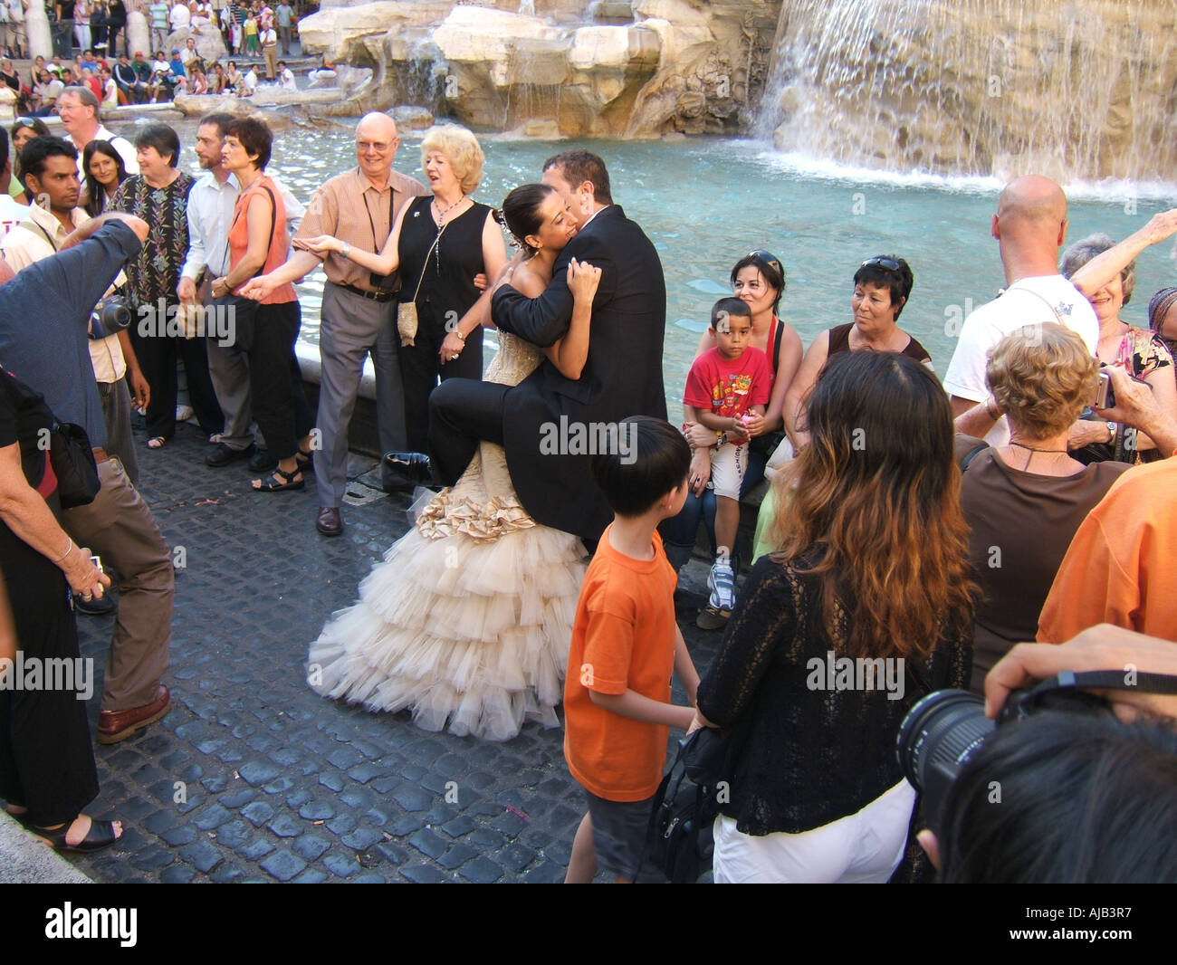 young wedding couple by trevi fountain in rome Stock Photo - Alamy