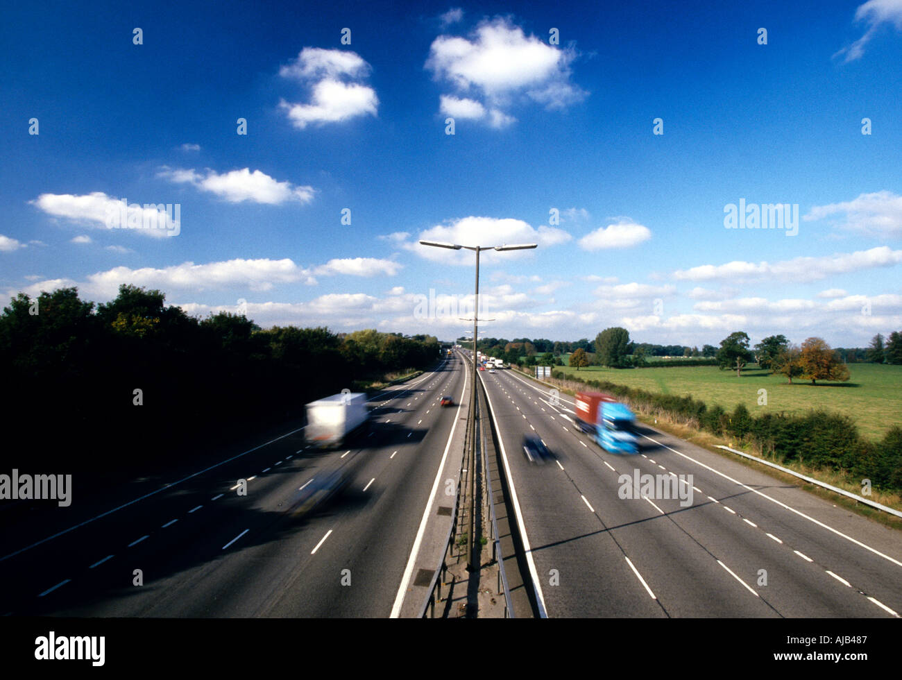 MOTORWAY TRAFFIC THE M1 MOTORWAY IN ENGLAND Stock Photo: 1225862 - Alamy