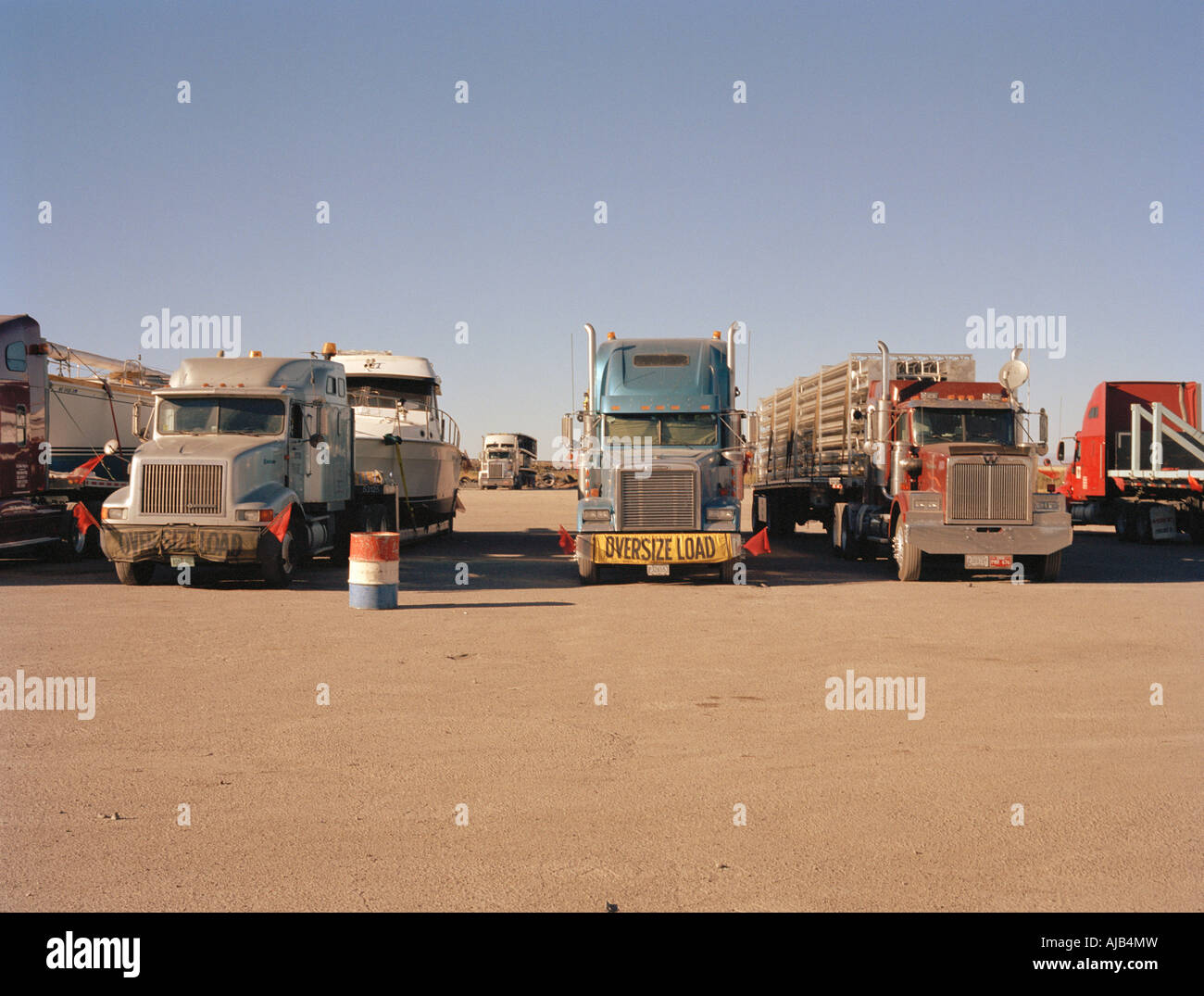American lorries hi-res stock photography and images - Alamy