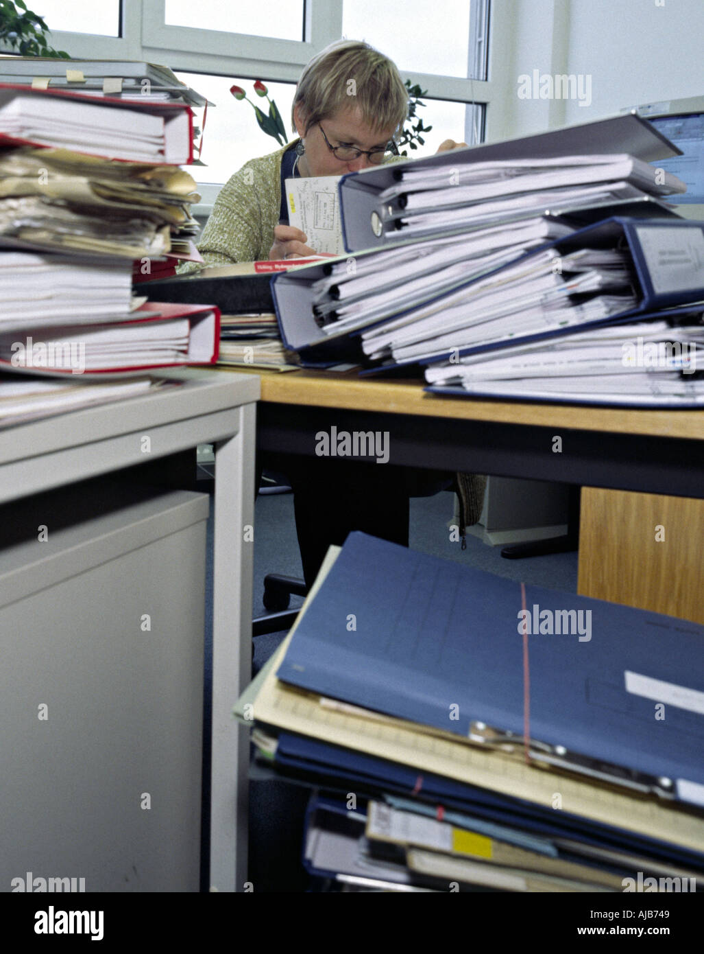 Desk woman files alone hi-res stock photography and images - Alamy