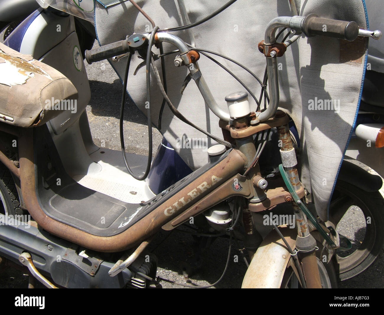 old damaged and abandoned motorbike Stock Photo - Alamy