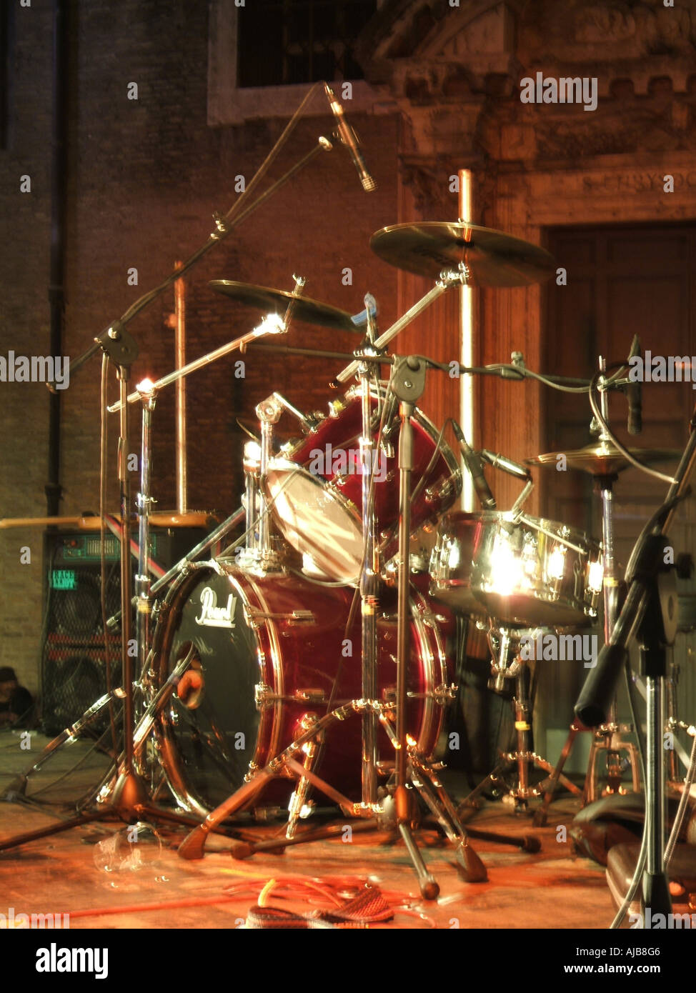 music band drum kit on stage Stock Photo - Alamy