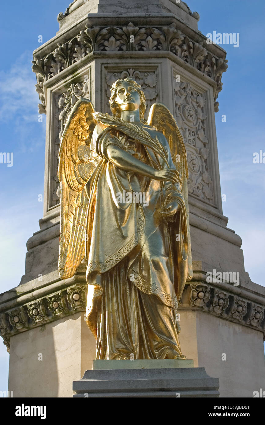 Statue angel outside cathedral hi-res stock photography and images - Alamy