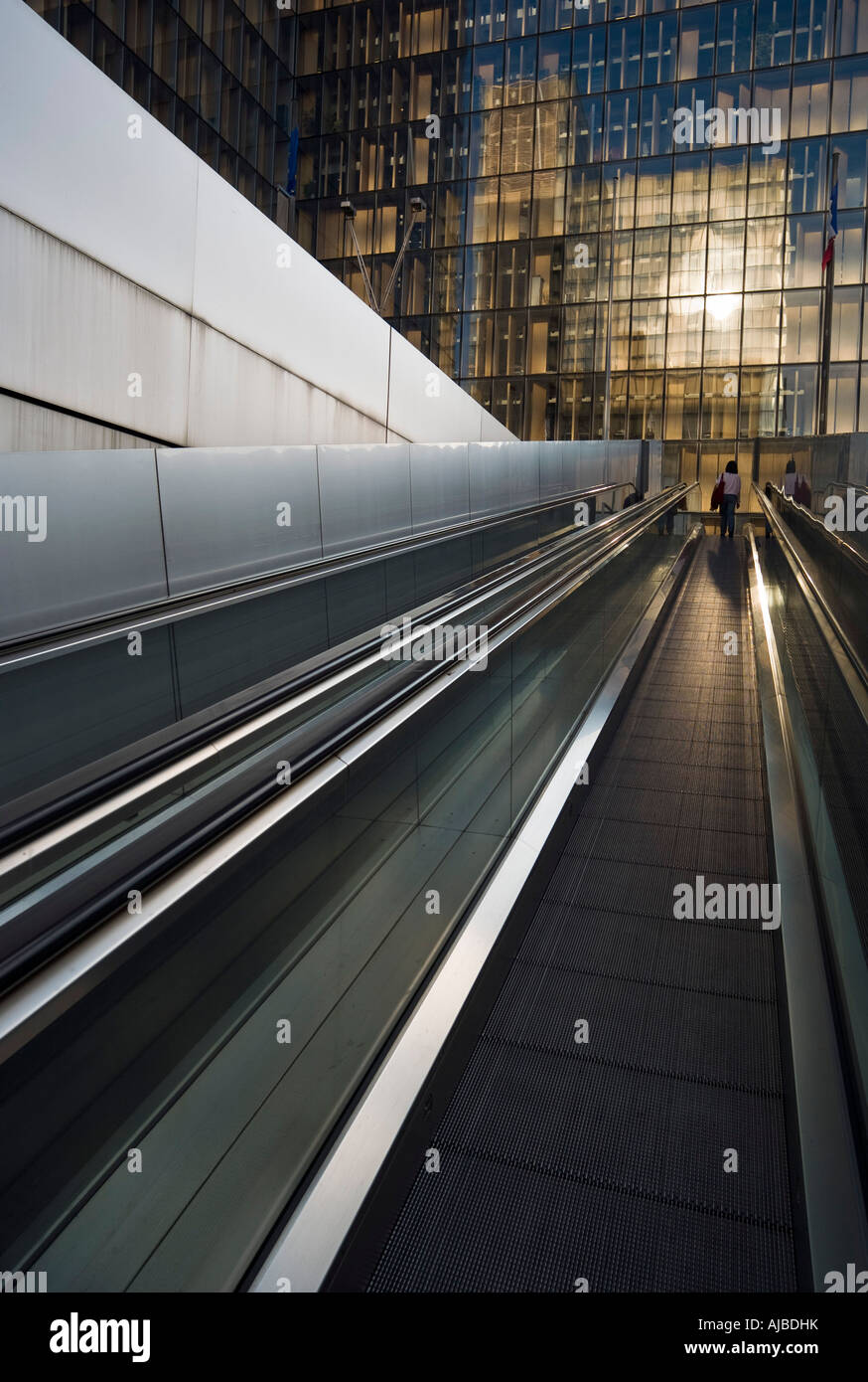 External escalator hi-res stock photography and images - Alamy
