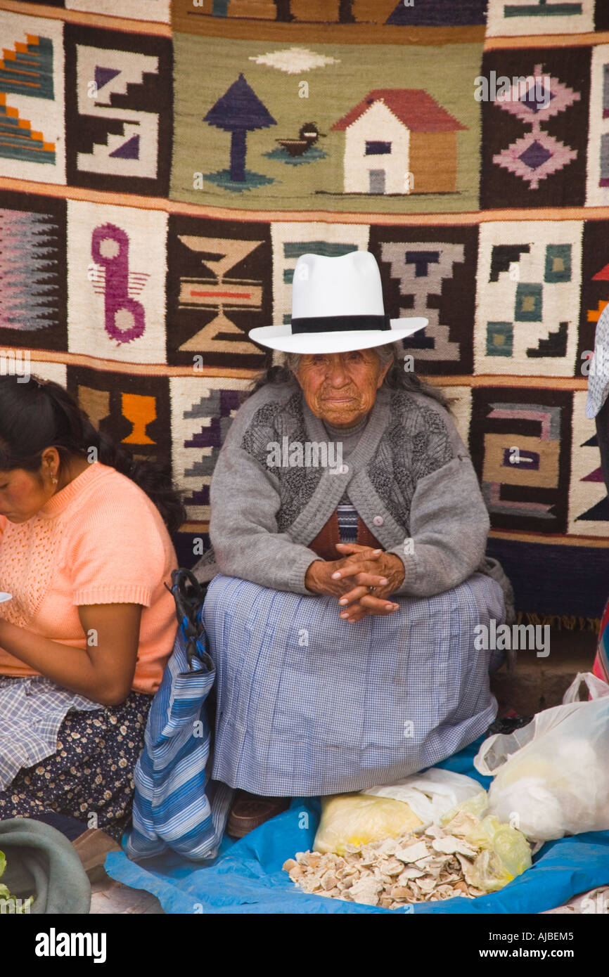 Traditional vendors selling farm produce in main square market Pisac ...