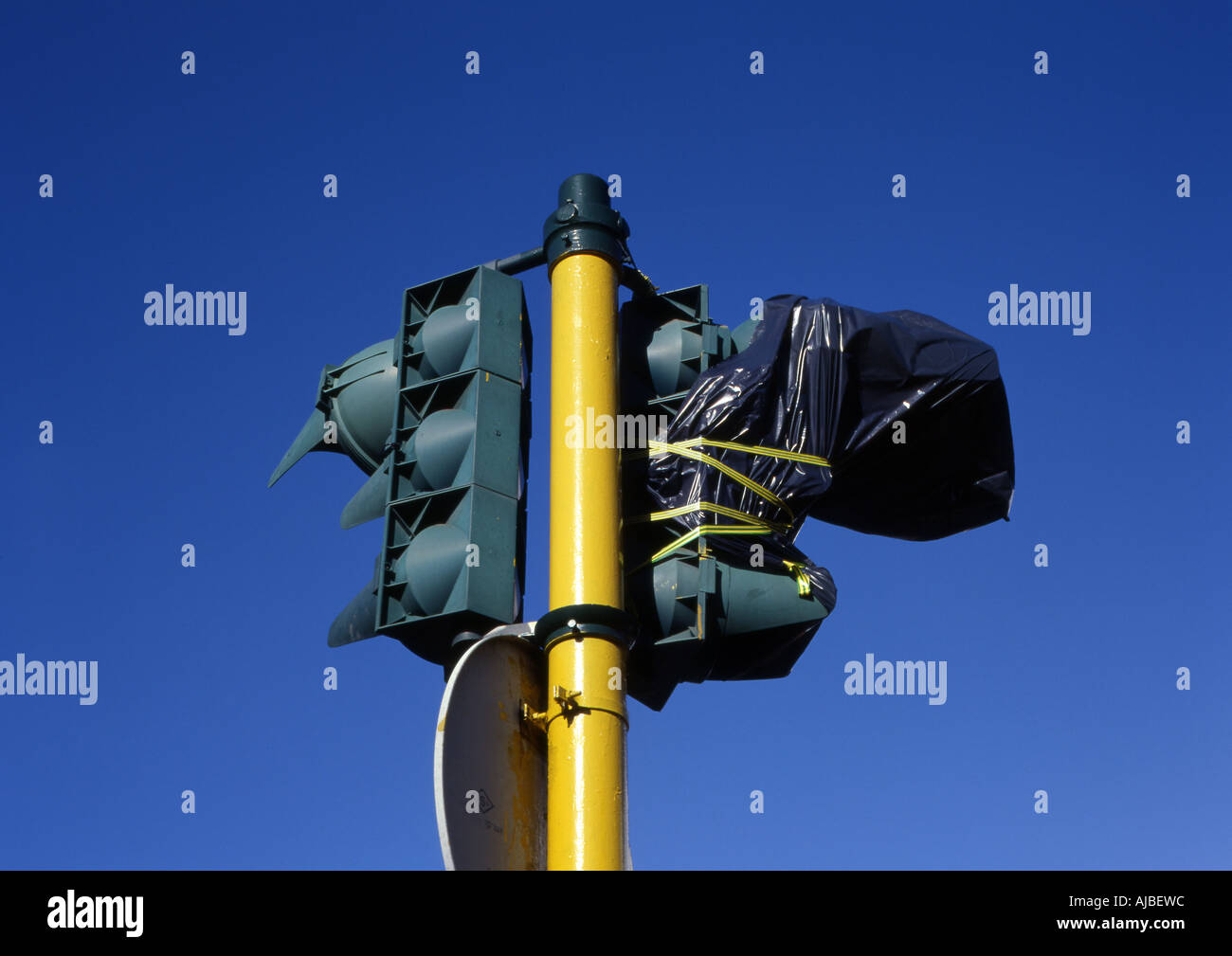 broken traffic lights Stock Photo - Alamy